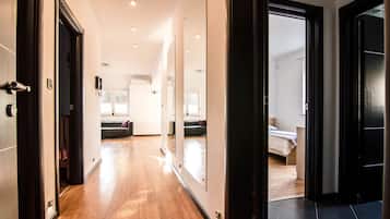 Superior 1 Bedroom Apartment with Balcony and Pool | Cofres nos quartos, escrivaninha, Wi-Fi de cortesia, roupa de cama
