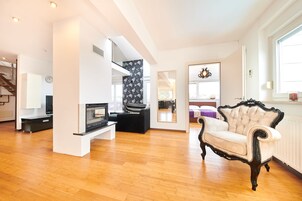 Apartamento superior, 2 quartos, lareira, vista para o mar | Cofres nos quartos, escrivaninha, Wi-Fi de cortesia, roupa de cama