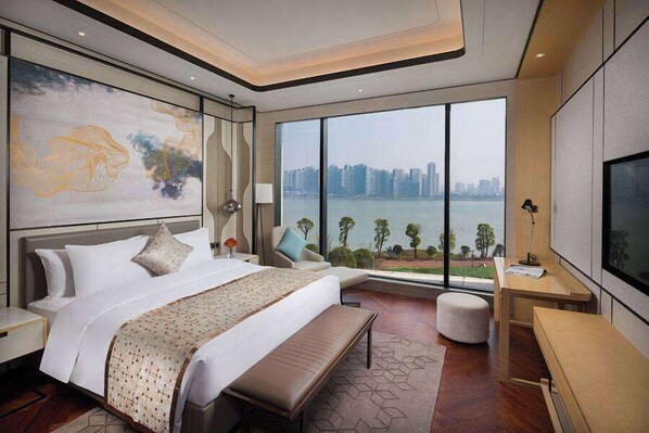 Quarto, 1 cama king-size, não fumadores | Cofre no quarto, secretária, quartos insonorizados