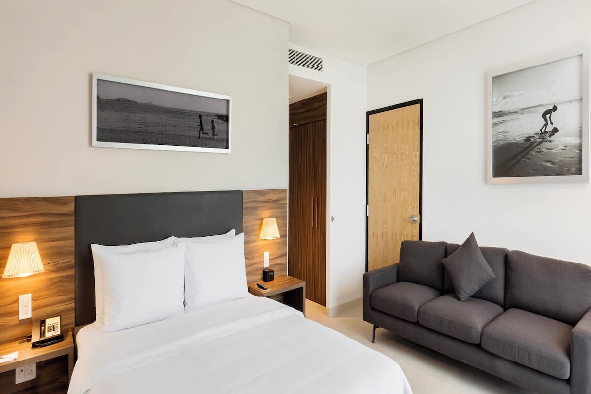 Suite Júnior, 1 cama queen-size | Roupa de alta qualidade, cofre com capacidade para portátil, secretária