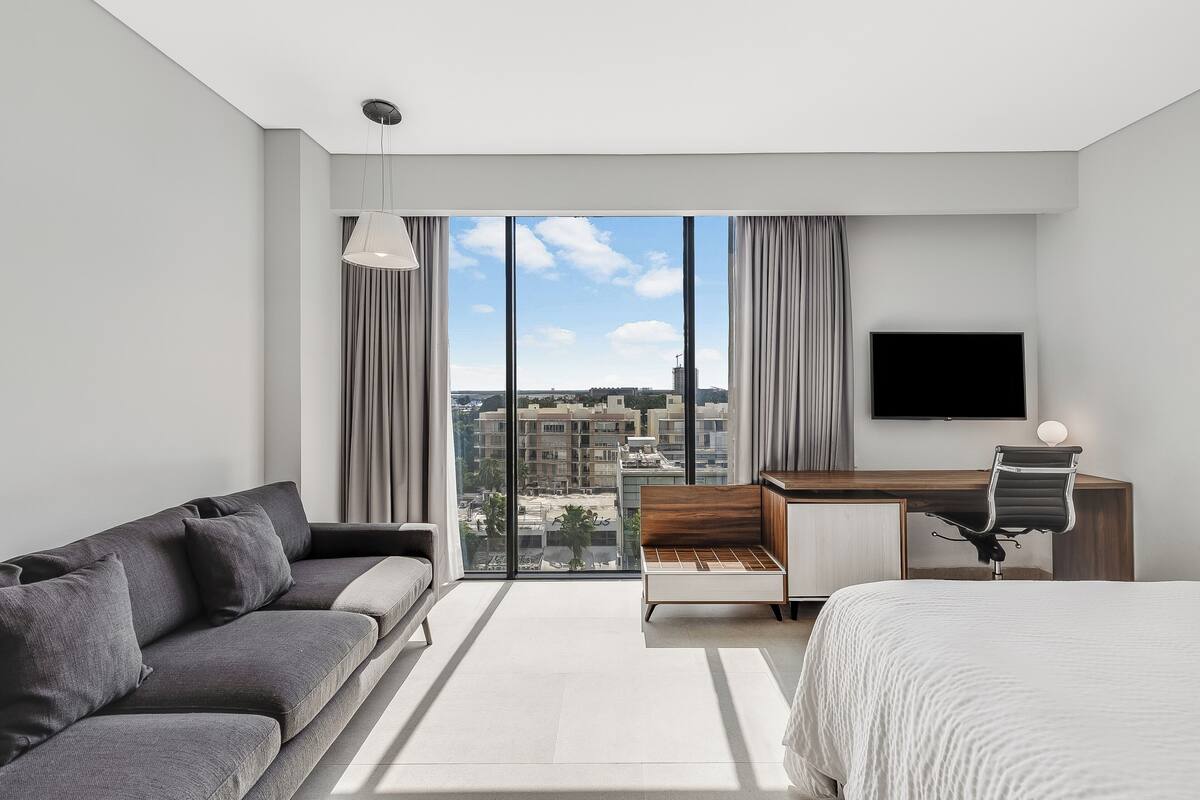 Suíte júnior, 1 cama Queen | Roupas de cama premium, cofres nos quartos, escrivaninha