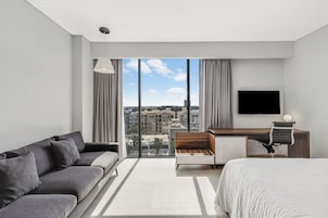 Suíte júnior, 1 cama Queen | Roupas de cama premium, cofres nos quartos, escrivaninha