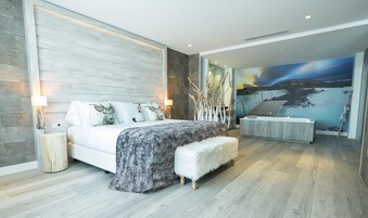 Wsuite | Cofres nos quartos, escrivaninha, quartos à prova de som