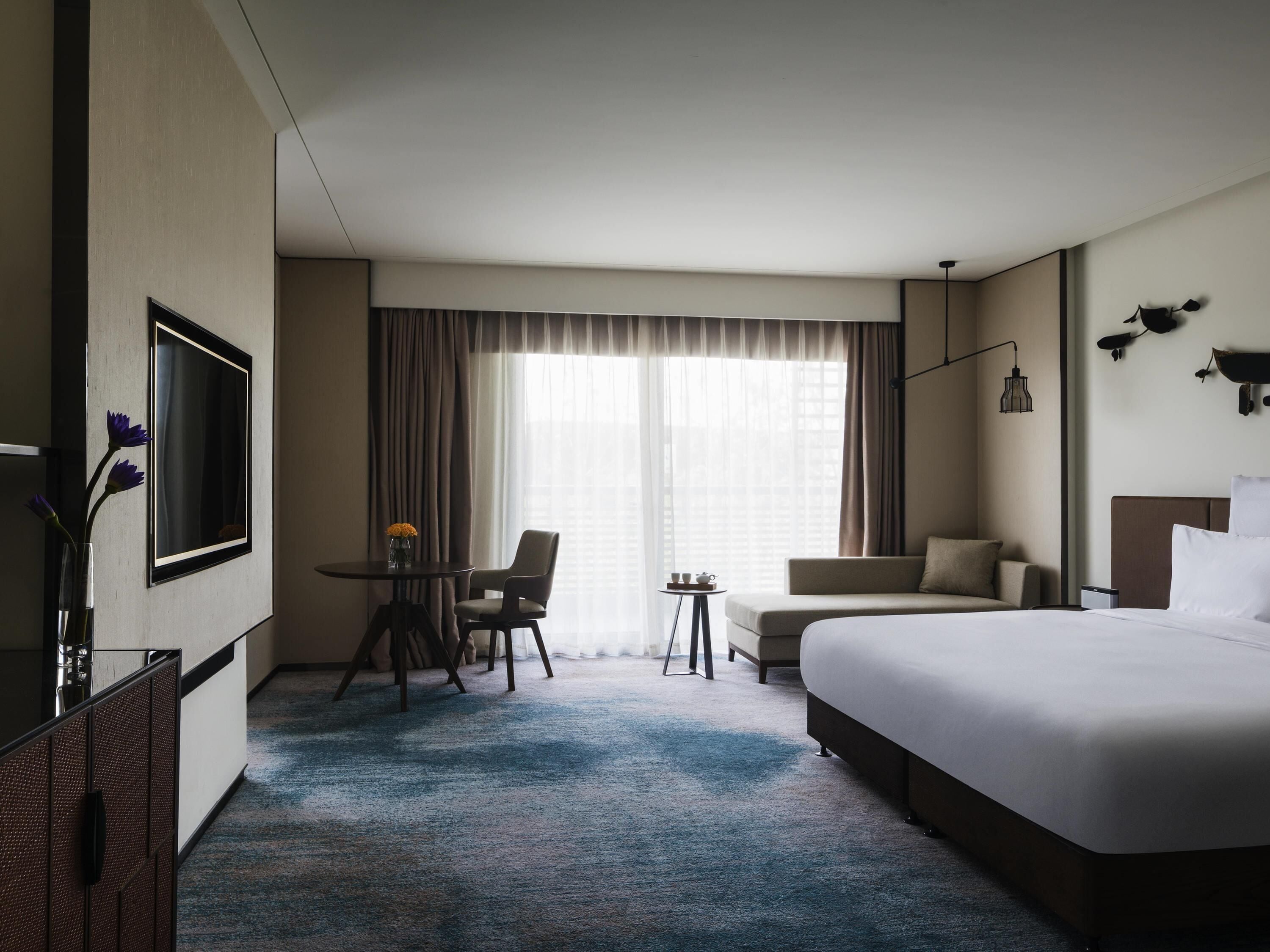 Quarto luxo, 1 cama King | Frigobar, cofres nos quartos, escrivaninha