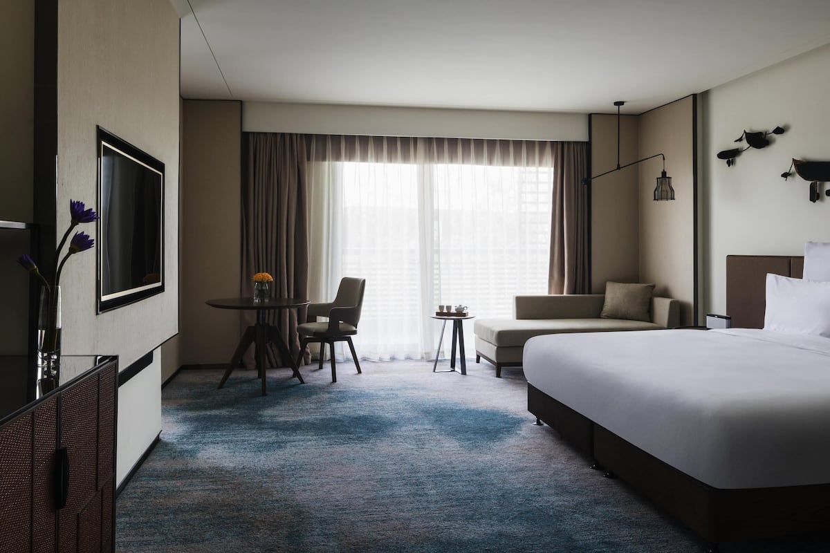 Quarto luxo, 1 cama King | Frigobar, cofres nos quartos, escrivaninha