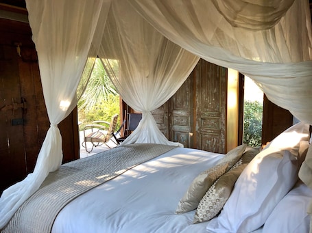 Cabana de Madeira Lua de Mel, 1 cama king-size, banheira de hidromassagem grande | Roupa de alta qualidade, camas de colchão viscoelÔstico