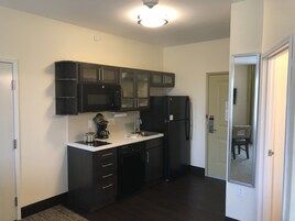 Cofres nos quartos, escrivaninha, cortinas blackout