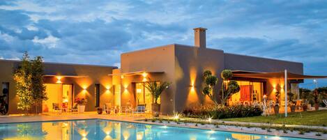 Piscina externa, guarda-sóis, espreguiçadeiras