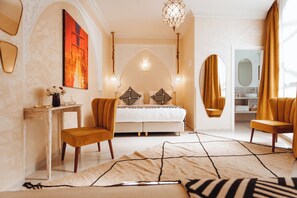 Suite Júnior | Roupa de alta qualidade, cofre no quarto, com decoração personalizada