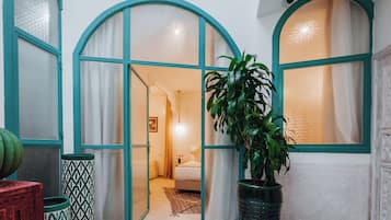 Suíte júnior | 1 quarto, roupas de cama premium, cofres nos quartos