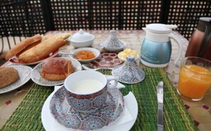 Café da manhã completo grátis todos os dias