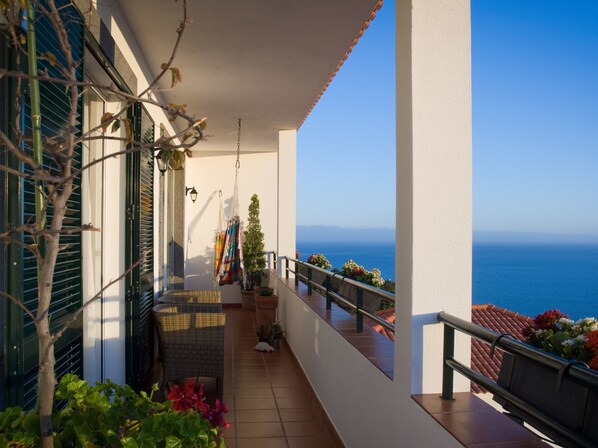 Apartamento panorâmico, 2 quartos, sacada, vista para o mar | Terraço/pátio