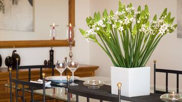 Apartamento Panorâmico, 2 quartos, varanda, vista para o mar | Refeições no quarto