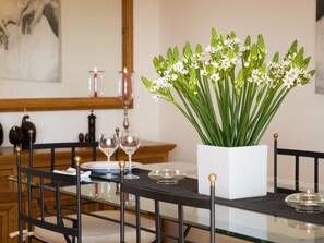 Apartamento panorâmico, 2 quartos, sacada, vista para o mar | Opções para refeição no quarto