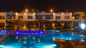 2 piscinas exteriores, guarda-sóis, espreguiçadeiras