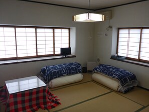 Quarto Triplo Tradicional, casa de banho partilhada (Japanese-Style) | Wi-fi grátis, roupa de cama fornecida 