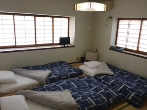 Quarto Triplo Tradicional, casa de banho partilhada (Japanese-Style) | Wi-fi grátis, roupa de cama fornecida 