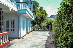 Fachada da propriedade à noite