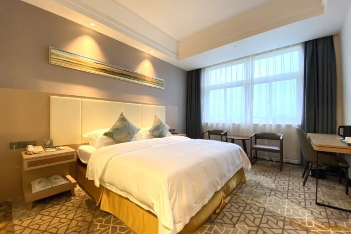 Frigobar, cofres nos quartos, escrivaninha, cortinas blackout