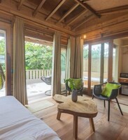 Grand Jacuzzi Suite (20% off on Return Shared Speed Boat transfer from Airport) | Área de estar | TV de tela plana, filmes pagos