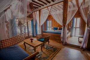 Quarto Executivo | Cofre no quarto, com mobília individualizada, secretária 