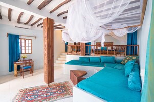 Family Pool Bungalow | Cofre no quarto, com mobília individualizada, secretária 