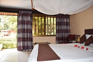 Quarto Duplo ou Twin Standard | Roupa de alta qualidade, minibar, cofre no quarto, secretária