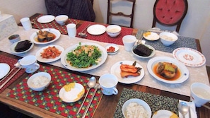 Café da manhã completo grátis todos os dias