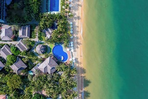 Uma praia privada, espreguiçadeiras, guarda-sóis de praia 