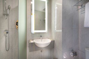Quarto (Yello) | Casa de banho | Um polibã, artigos de higiene pessoal grátis, chinelos, um bidé