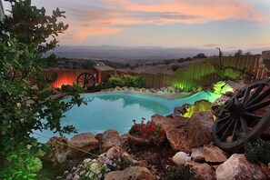 Piscina exterior, guarda-sóis, espreguiçadeiras