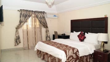 Cofre no quarto, secretária, cortinas/cortinados opacos