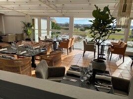 Jantares servidos, com vista para o jardim 