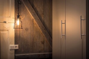 Minibar, cofre no quarto, secretária, quartos insonorizados