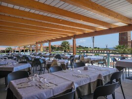 Pequenos-almoços, almoços, jantares servidos, com vista para o oceano 