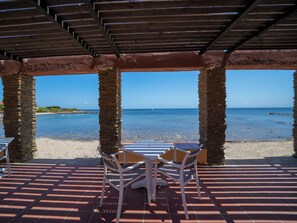 2 bares/lounges, um bar junto à piscina, um bar de praia 