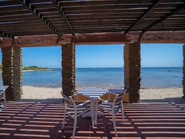 2 bares/lounges, um bar junto à piscina, um bar de praia