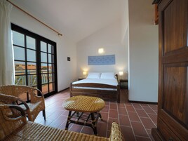 Quarto Quádruplo | Minibar, cofre no quarto, secretária, roupa de cama fornecida 