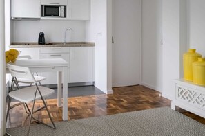 Apartamento Superior, 1 quarto, terraço | Kitchenette privada | Um frigorífico, um micro-ondas, uma placa de cozinha 