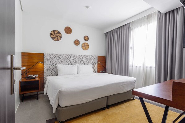 Minibar, cofre no quarto, secretária 