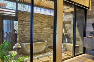 Bungalow Familiar | Casa de banho | Um polibã, artigos de higiene pessoal grátis, um secador de cabelo 