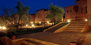 Fachada do alojamento (tarde/noite)