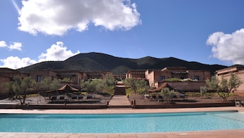 2 piscinas exteriores, guarda-sóis, espreguiçadeiras