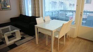 Apartamento, 1 quarto, sauna seca | Opções para refeição no quarto
