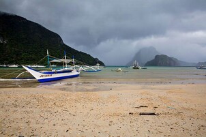 Na praia, espreguiçadeiras, toalhas de praia