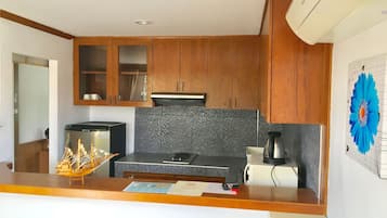 2 Bedroom Apartment | Cozinha privada | Um frigorífico, um micro-ondas, uma placa de cozinha