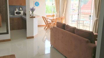 2 Bedroom Apartment | Sala de estar | Televisor de ecrã plano de 42 polegadas com canais via satélite