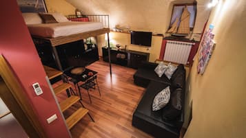 Roupas de cama premium, cofres nos quartos, escrivaninha