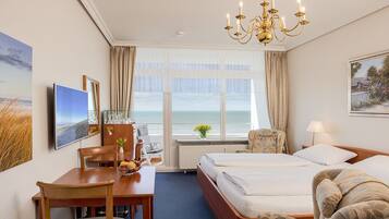 Quarto Duplo, vista para o mar | Roupa de alta qualidade, minibar, cofre no quarto, secretária