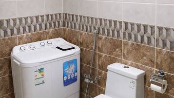 Um polibã, artigos de higiene pessoal grátis, chinelos